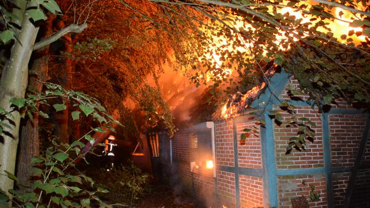 Feuer in Glinde: Historisches Reetdachhaus abgebrannt