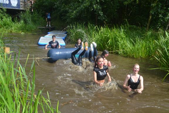 Schlamm-Wüsten als Hindernisse im Schul-Biotop