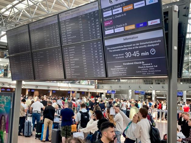 „Letzte Generation“ auf Flughafen Hamburg: 10 Klimakleber frei