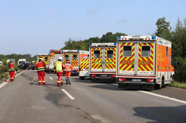 Langer Stau nach A23-Unfall zwischen Tornesch und Elmshorn
