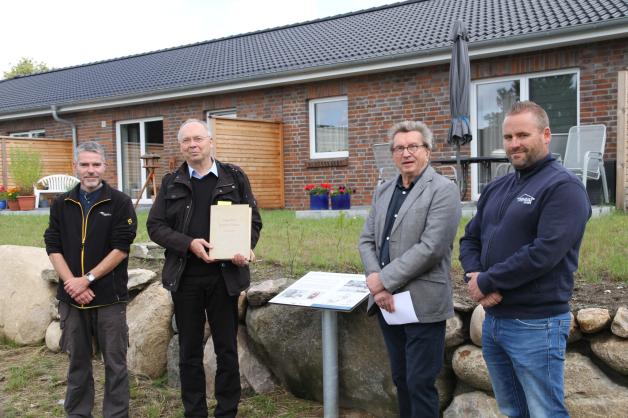 Oeversee: Steine aus Megalithgrab bilden jetzt eine Mauer