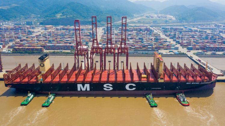 Eines der weltgrößten Containerschiffe in Bremerhaven getauft | NOZ