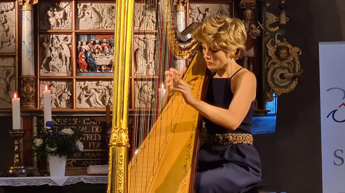 Star-Harfenistin Magdalena Hoffmann spielt Föhrer Kirche Konzert
