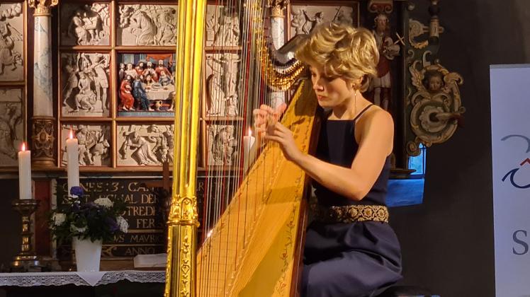 Star-Harfenistin Magdalena Hoffmann spielt Föhrer Kirche Konzert