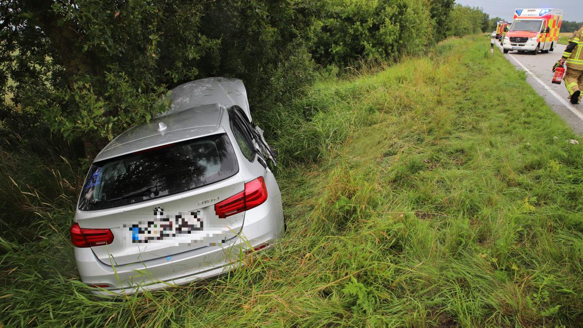 Bei Heide: Fahrer kommt von B5 ab und prallt gegen Baum