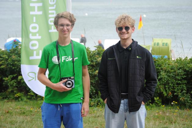 Für das Erinnerungsfoto sind auf Föhr „Fotohelfer“ im Einsatz