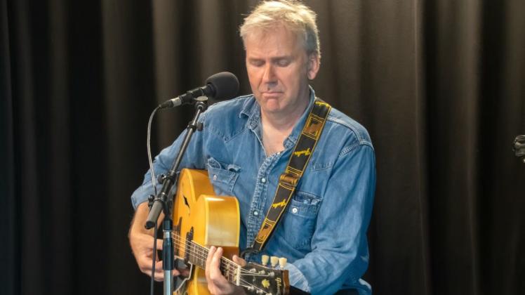 Country-Blues-Man Max Wolff spielt vor der Batavia in Wedel