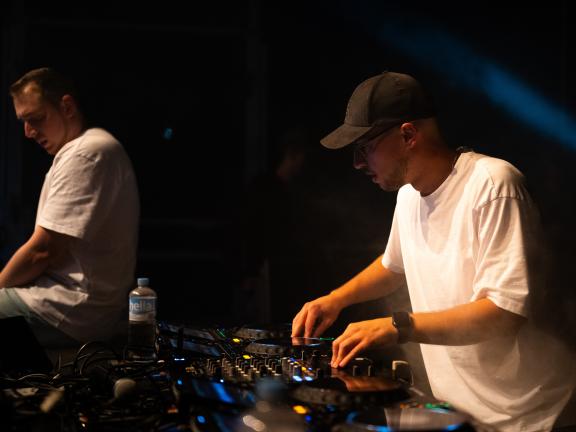 Mit DJ-Duo HBz und John Diva – „Föhr tanzt“ und trotzt dem Regen