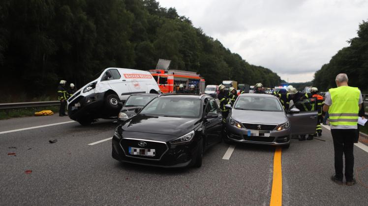 Vollsperrung der A7 nach Unfall mit mehreren Autos bei Hamburg