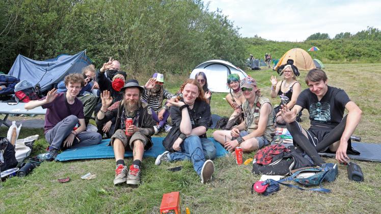 Punks auf Sylt: Rund 30 Aktivisten im Camp in Tinnum eingetroffen