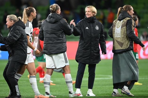 Alexandra Popp: WM-Gruß mit Telefon an ihren verstorbenen Papa