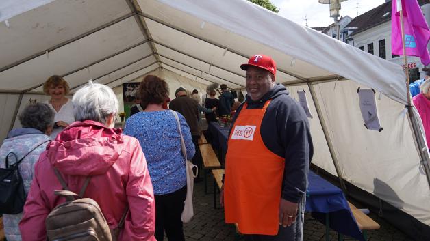 „Lange Tafel“ wirbt auf Husumer Markt für soziales Engagement | SHZ „Lange Tafel“ wirbt auf Husumer Markt für soziales Engagement | SHZ
