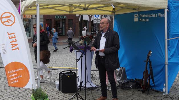 „Lange Tafel“ wirbt auf Husumer Markt für soziales Engagement | SHZ „Lange Tafel“ wirbt auf Husumer Markt für soziales Engagement | SHZ