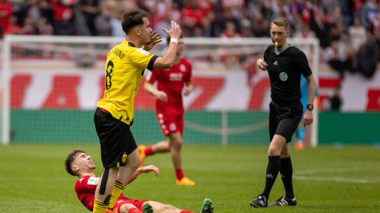 Rellingen: Schiedsrichter Ben Henry Uhrig pfeift in Regionalliga | SHZ