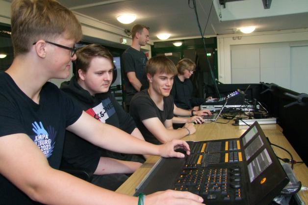 Satruper Bernstorff Gymnasium: Vom Technik-Team zum Pyro-Profi