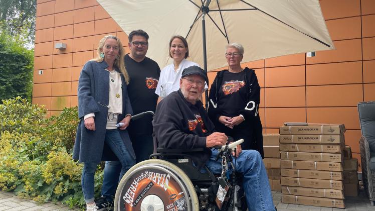 Lautstark gegen Krebs spendet Sonnenschirme ans Klinikum Itzehoe