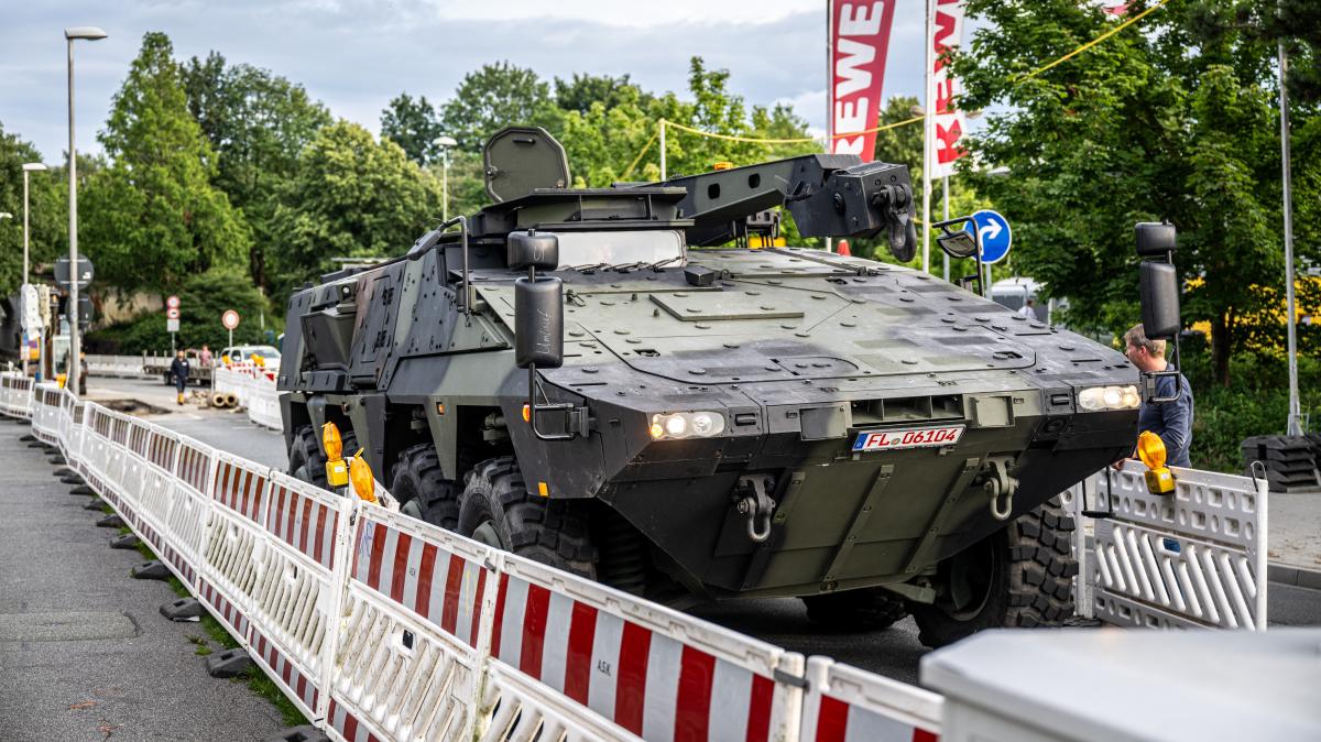 Spektakel im Ochsenweg in Weiche: Panzer zieht Fernwärmerohre