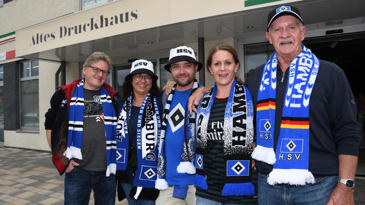 Eckernförder Fans feuern den HSV gegen Schalke an