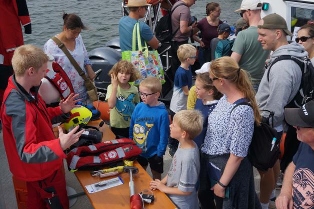 Mit spektakulären Übungen zeigen Seenotretter ihr ganzes Können