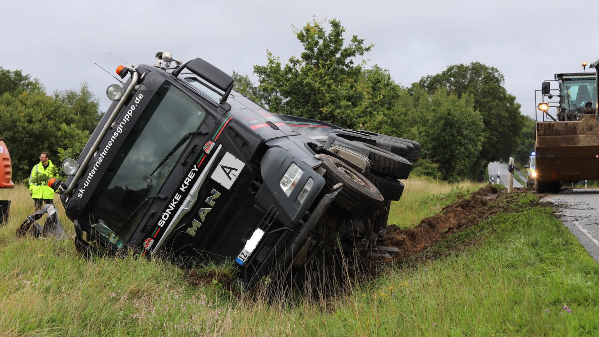 Unfall auf der B77: LKW landet bei Peissen im Straßengraben