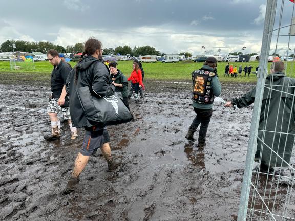 Wacken 2023: Erste Metalheads erreichen das Festivalgelände im Schlamm