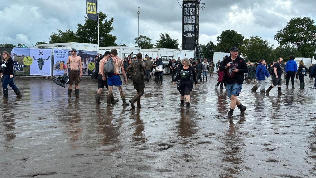 Wacken 2023: Erste Metalheads erreichen das Festivalgelände im Schlamm