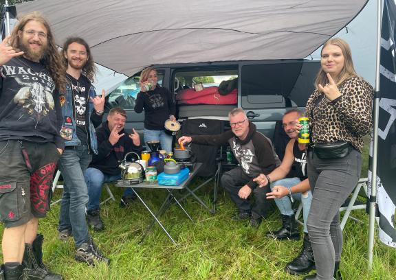 Wacken-Anreisestopp: So geht es den Metalheads auf dem Flugplatz ...
