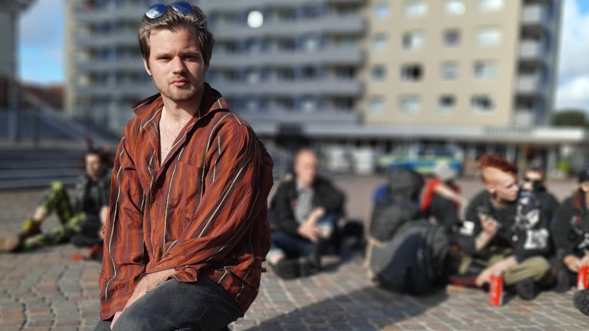 Gegen teure Mieten: Sylt-Punks veranstalten Sitz-Demo vor Rathaus