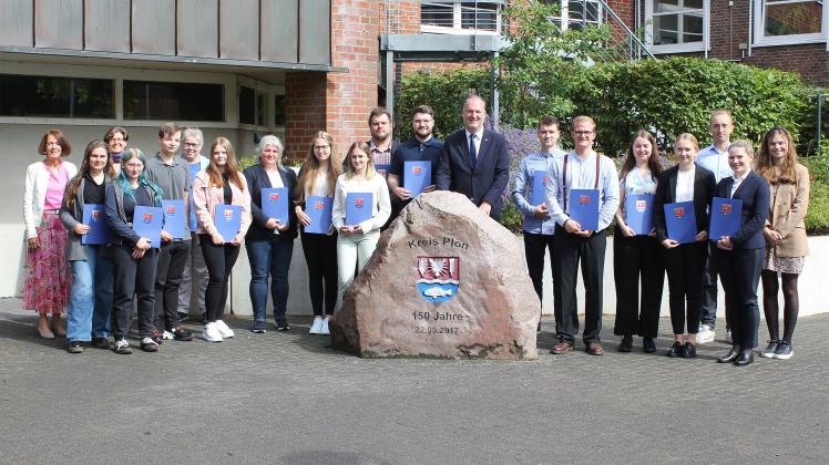 14 neue Nachwuchskräfte beginnen ihre Ausbildung beim Kreis Plön