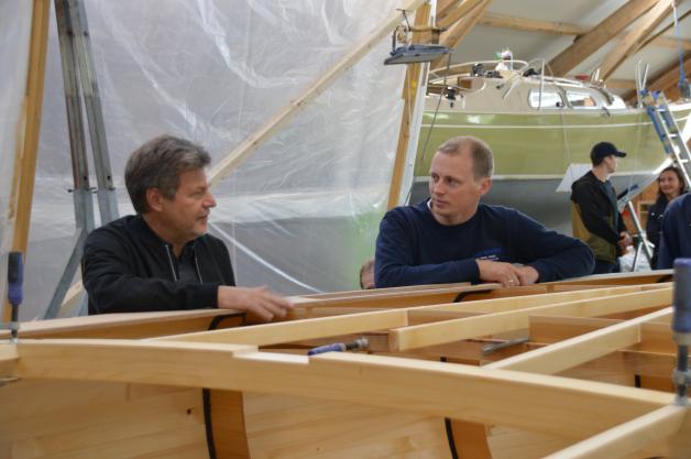 Jan Brügge begeistert Robert Habeck für modernen Holzbootsbau