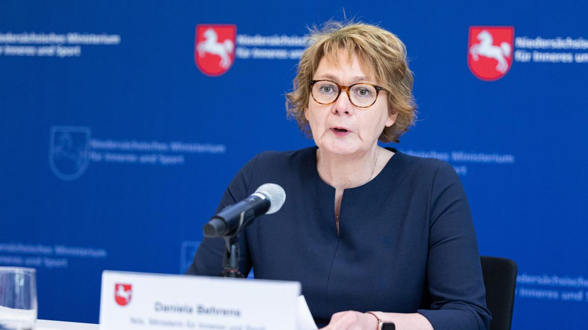 Abgelehnte Asylbewerber schneller abschieben: Das sagt Behrens