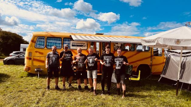 So bereiten Wacken-Fans die Abreise durch den Matsch vor