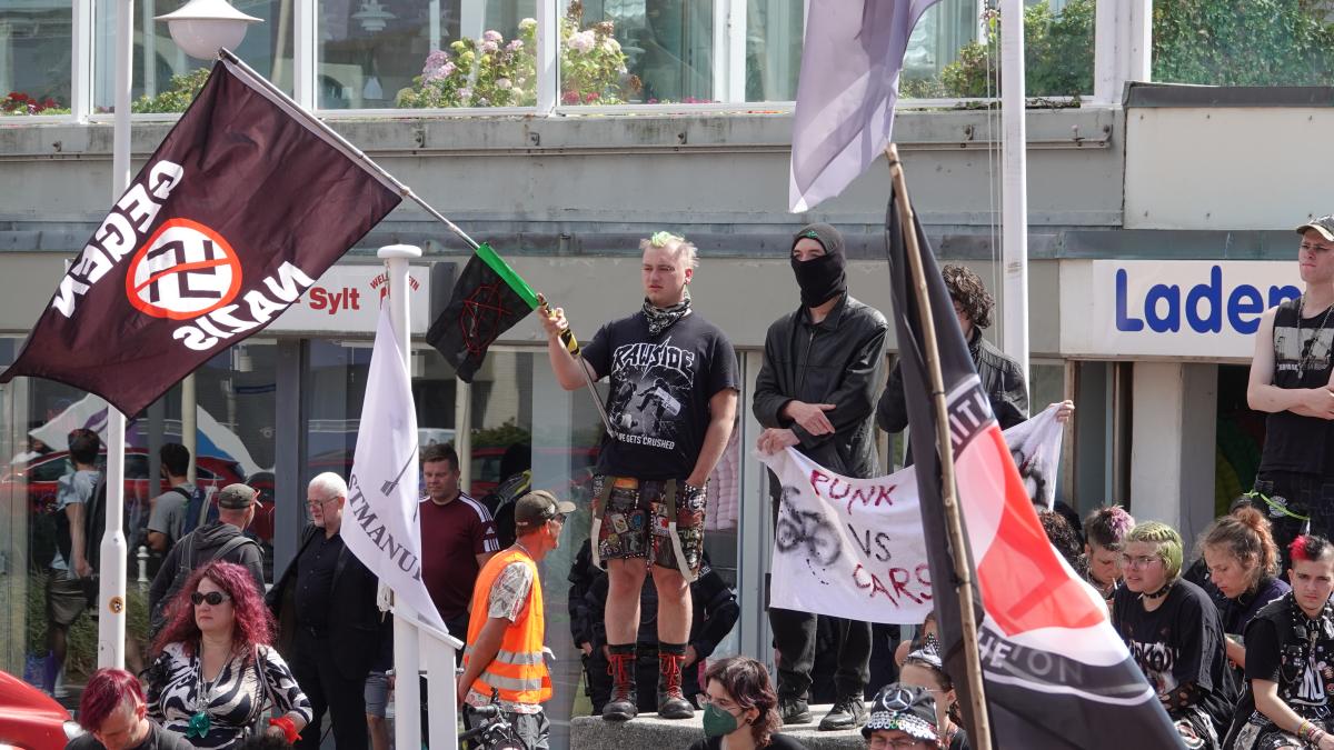Protestzug mit Punks: „Aktion Sylt“ plant weitere Demos auf Insel