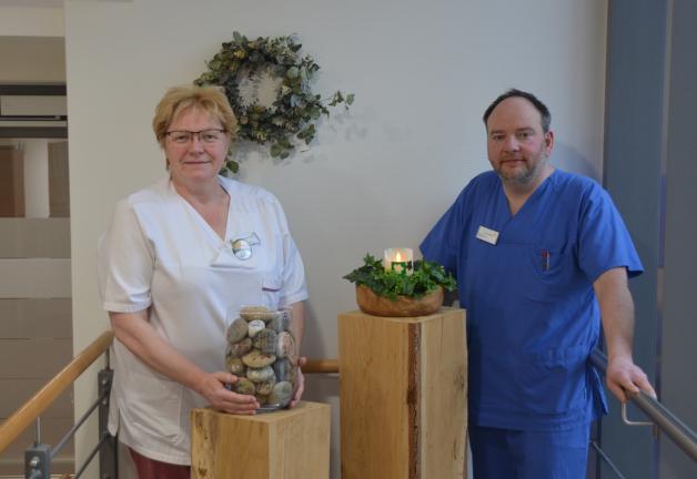 Trauer-Ritual im Lingener Boni: Bemalte Steine landen in der Ems