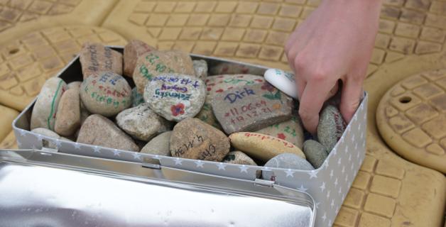 Trauer-Ritual im Lingener Boni: Bemalte Steine landen in der Ems