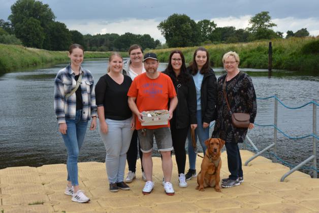 Trauer-Ritual im Lingener Boni: Bemalte Steine landen in der Ems