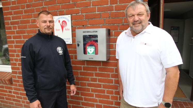 Neuer Defibrillator am Feuerwehrgerätehaus in Tarp