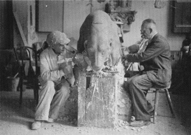 Stein-Eisbär von Karl Altenbernd seit 1948 im Zoo Osnabrück