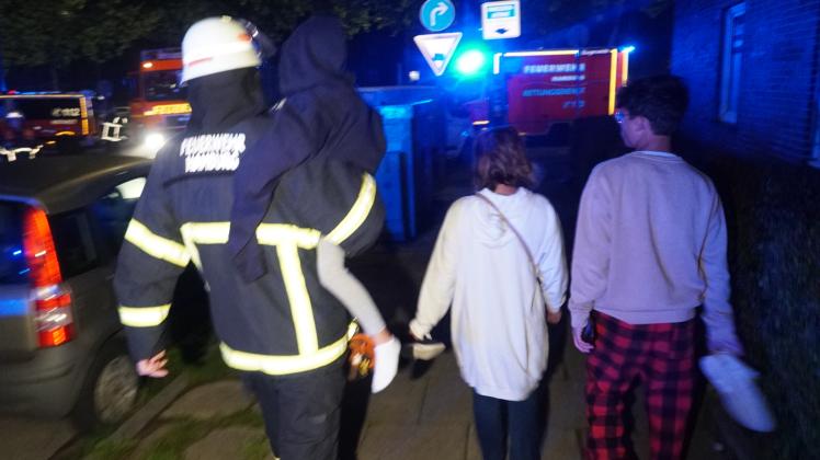 Brand in Hamburger Wohnhaus: Feuerwehr rettet neun Bewohner | SHZ Brand in Hamburger Wohnhaus: Feuerwehr rettet neun Bewohner | SHZ