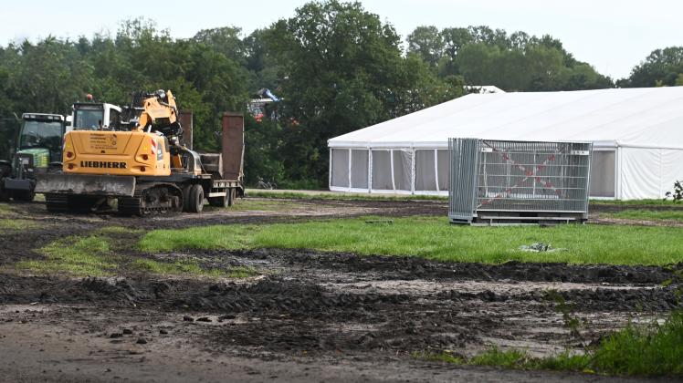 Die WOA-Bühnen sind weg, Reste liegen noch im Schlamm