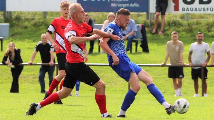 Fußball-Bezirksliga: Duell der Ballermänner zum Restrunden-Start | SHZ