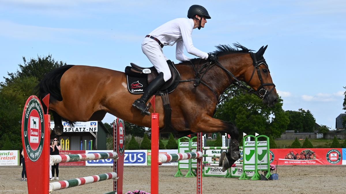 Lokalmatador Tjade Carstensen als Sieger im S*-Springen gefeiert