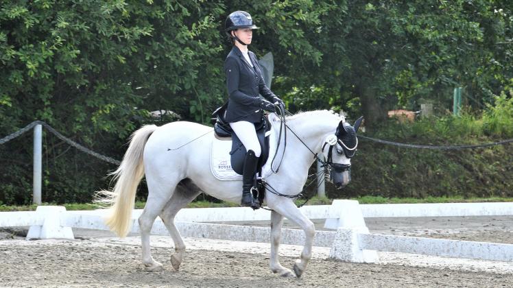 Dressur-Kreismeisterschaften: Lena Burkowski reitet zum Titel