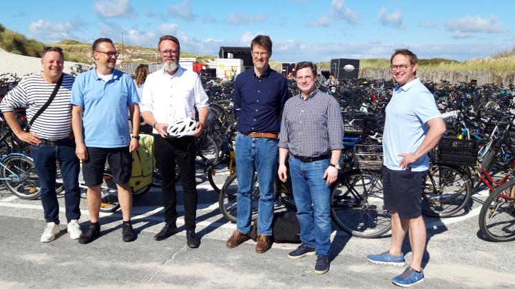 „Tour de Amrum“: Minister Claus Ruhe Madsen radelt über die Insel