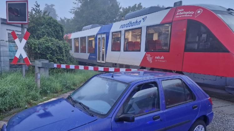 Neumünster: Zug kollidiert mit Auto