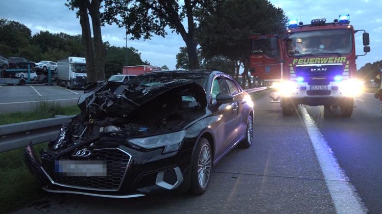 Auto fährt auf der A1 unter einen Lkw - Fahrer unverletzt