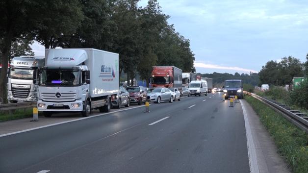 Auto fährt auf der A1 unter einen Lkw - Fahrer unverletzt