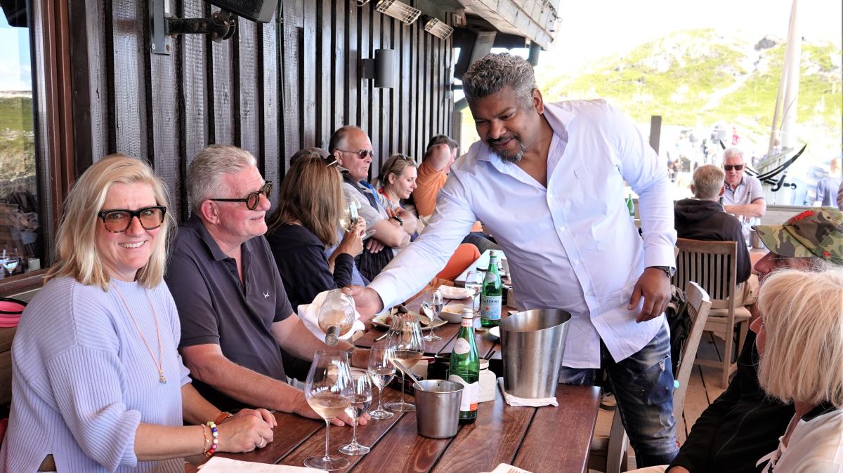 Er braucht „Action“: Patrick arbeitet auf Sylt in der Sansibar