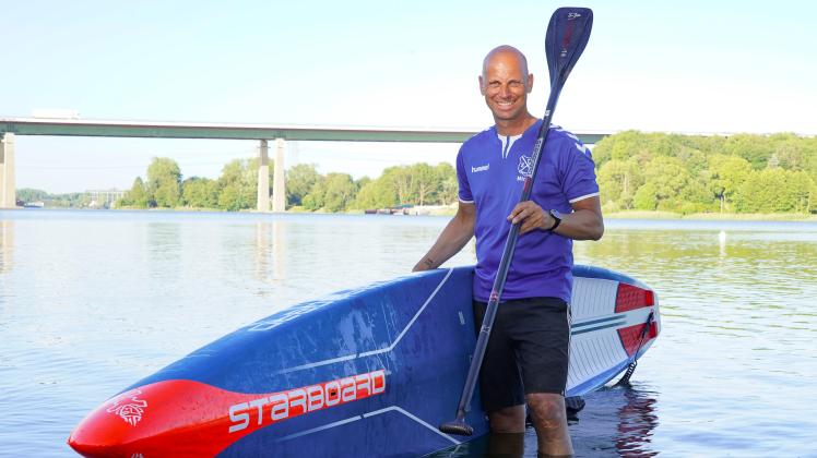Micha Mark Knierim will mit SUP von Tönning bis Rendsburg fahren