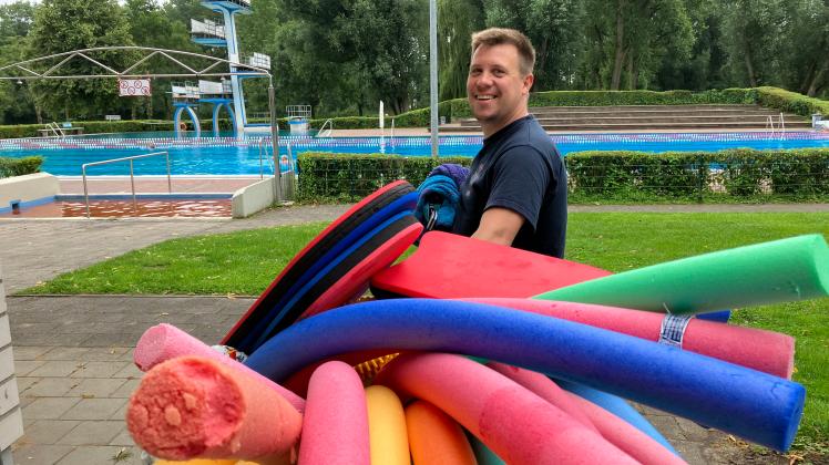 Rendsburg: Urlauber opfert Freizeit damit Kinder schwimmen lernen